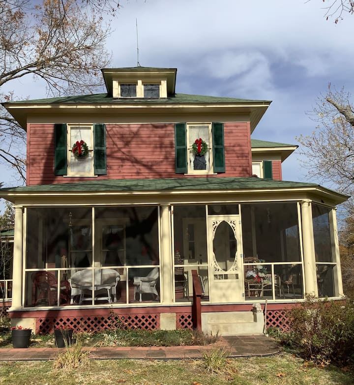 Relax, Unwind In A Historic 104 Year Old Farmhouse - Running Hare Vineyard, Prince Frederick