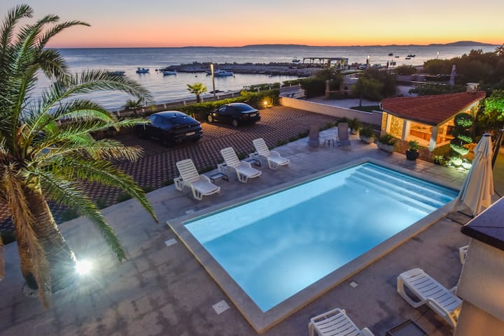 Tolo Apartments For 14 On The Beach & With Pool - Novalja