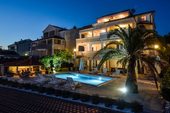 Tolo Apartments For 14 On The Beach & With Pool - Novalja
