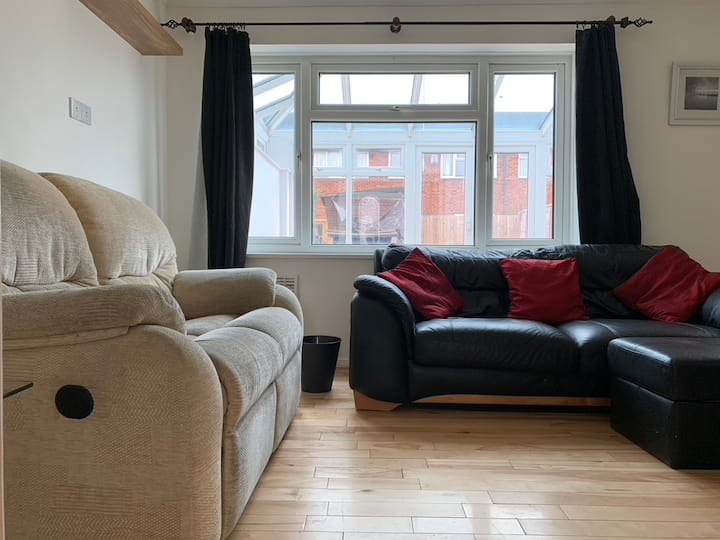 Orwell House - Basic House Perfect For Contractors - Aylesbury