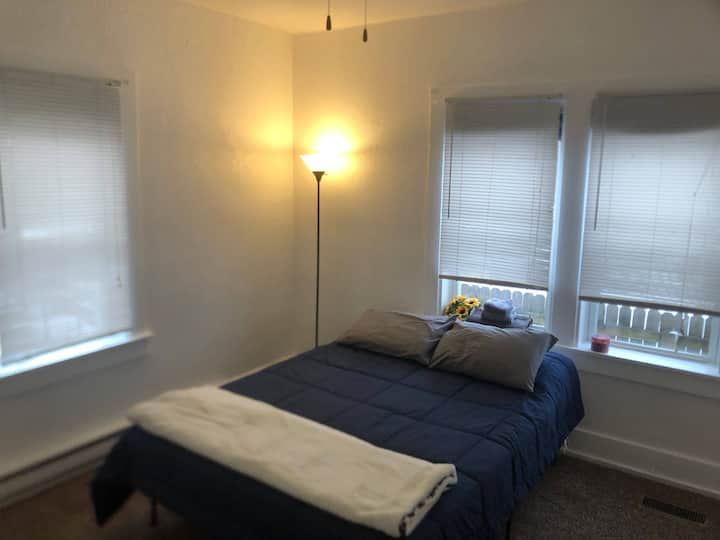 Single Room In Large Bright Apartment Near Bradley - Peoria, IL