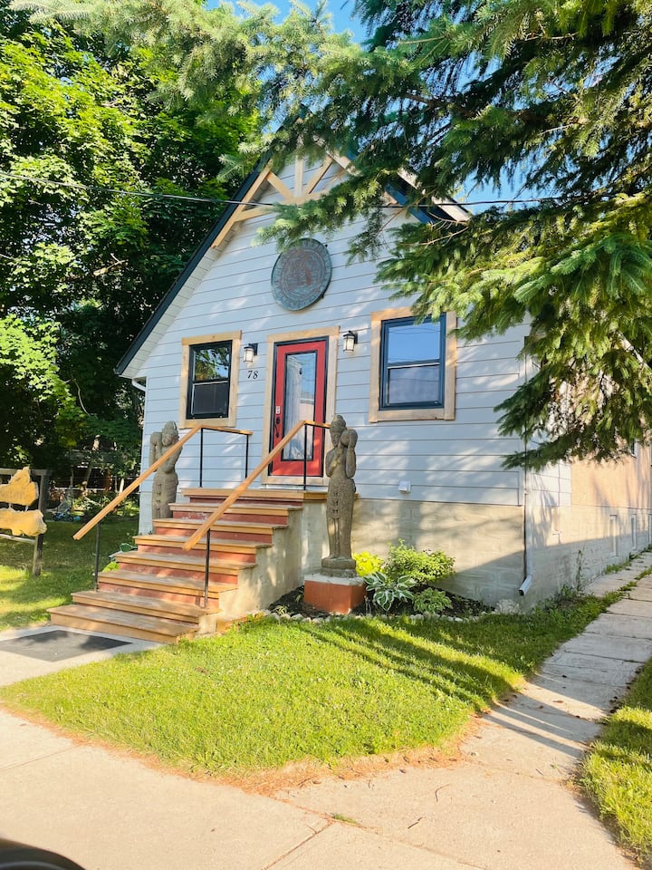 Downtown Elora Church. 14-foot Ceilings! - Fergus