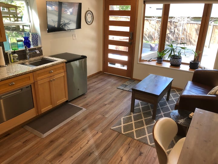 Cute One Bedroom Mother-in-law Suite With Hot Tub - Redmond, WA