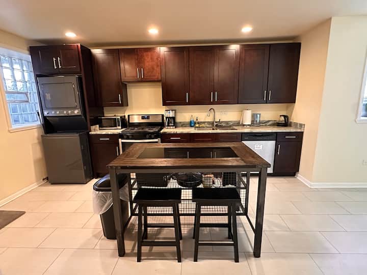 4-bedroom Condo With 5 Beds.
2 Full Bathrooms - Chicago