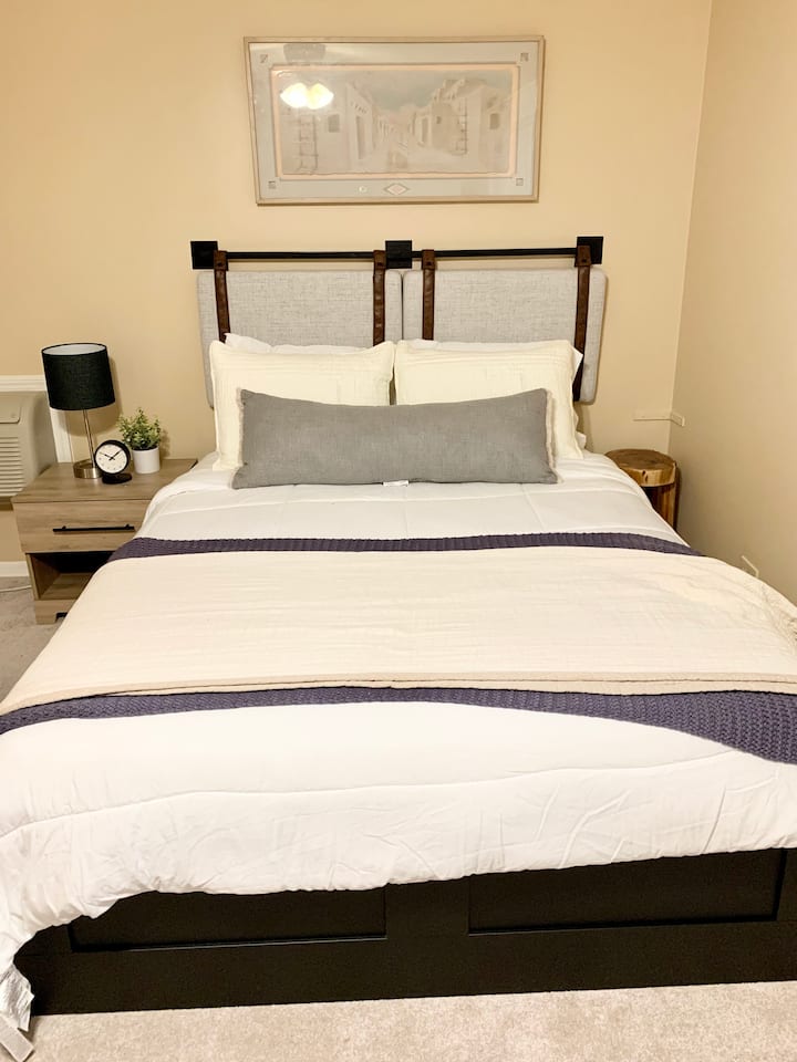 Fully Furnished Studio With Private Entrance - Elgin, IL