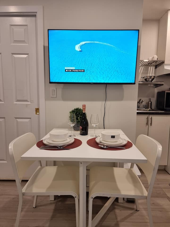 Cozy Guest Suite In Edgemont Village - ウェストバンクーバー