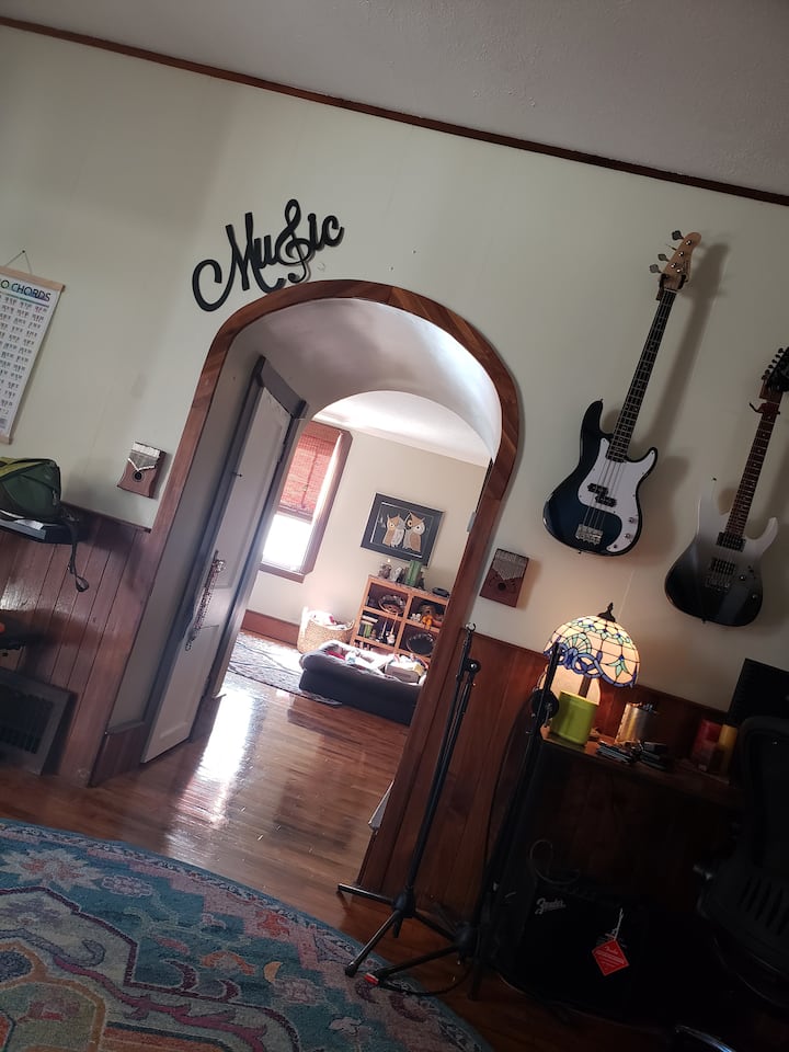Musical Themed Apartment, Muskegon Lake Views - Muskegon, MI