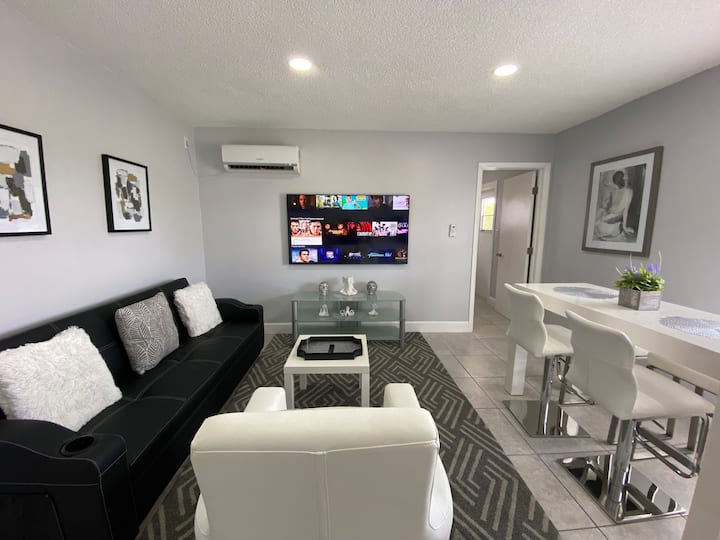 Ben’s Spacious Luxury Suite. - デビー, FL