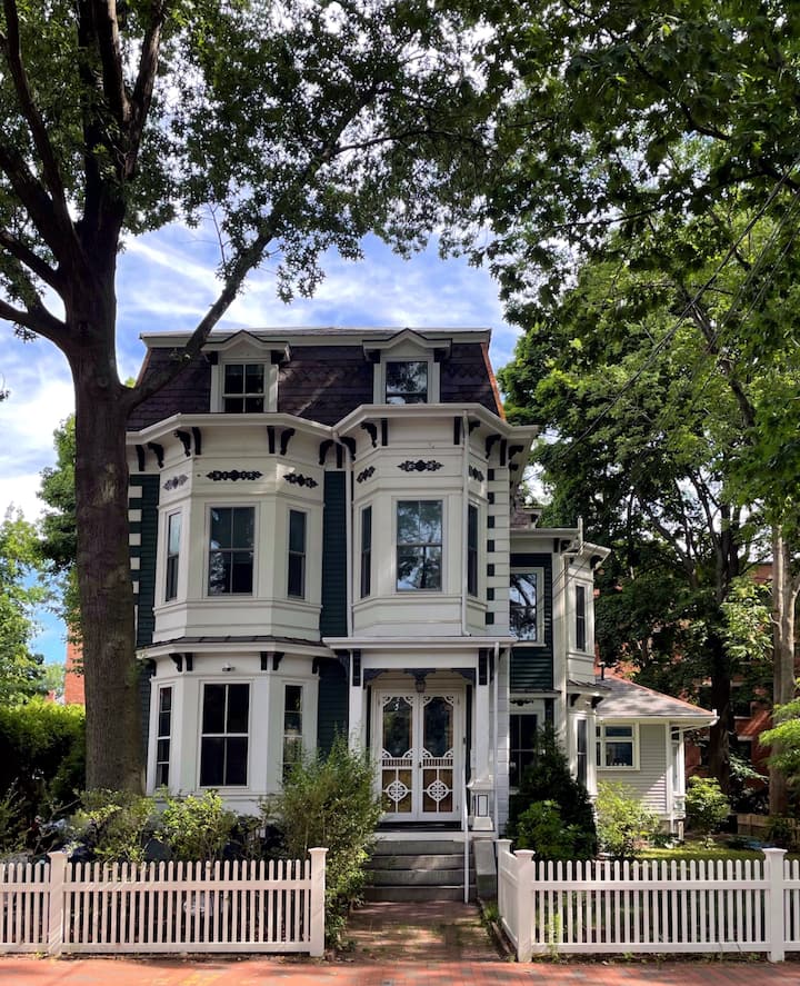 Ideal Location! Harvard Mansion 4+br 3.5ba Parking - Boston, MA