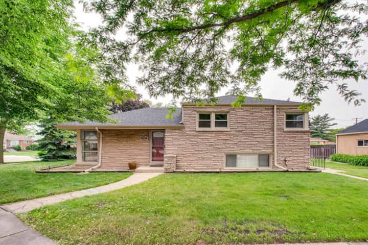 Cozy, Sun Drenched, Spacious, Perfect Location! - Skokie, IL