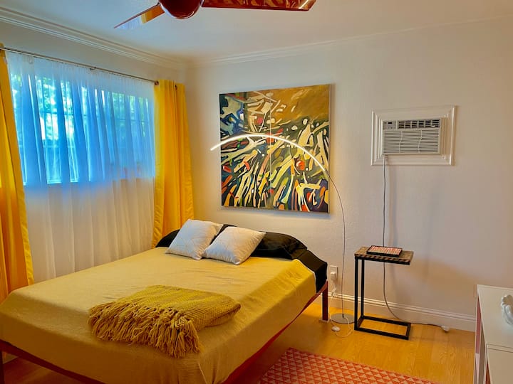 Vibrant Spacious Room In Safe Fresno Neighborhood - Fresno, CA