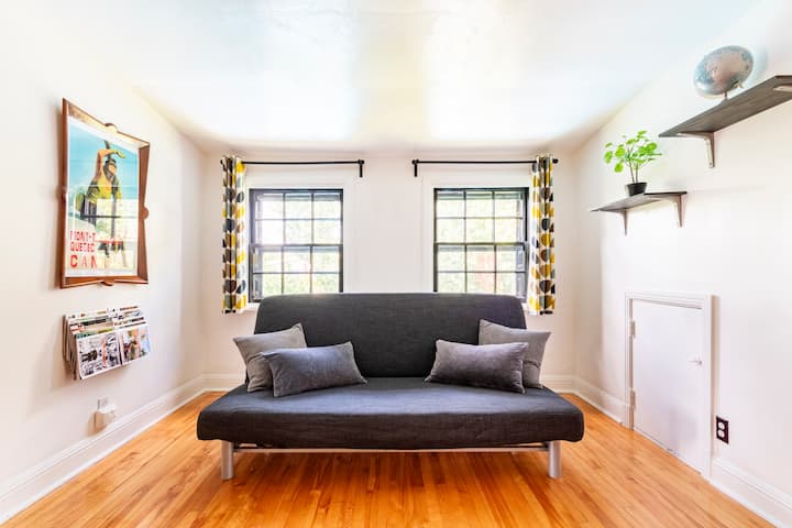 2nd Flr Apt, Pvt Entr., Balc, Pkg, Parc Bustop 1" - Montreal