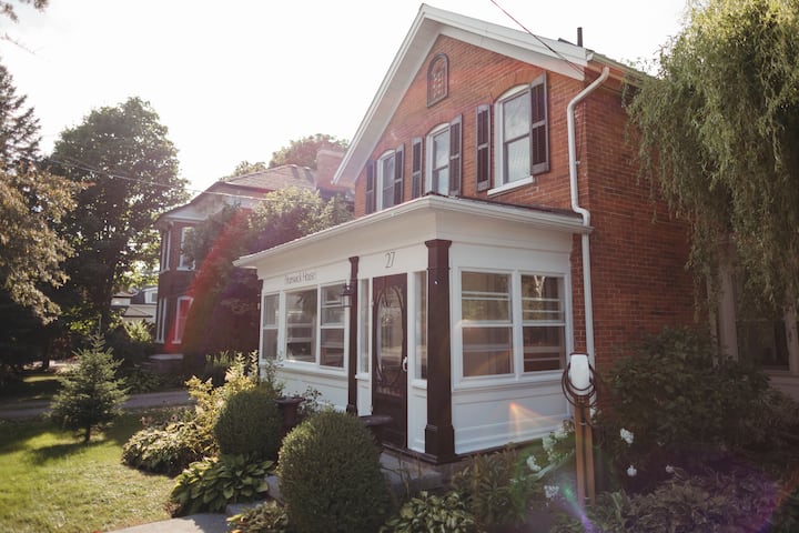 Lovely Century Home In The Heart Of Picton - Picton