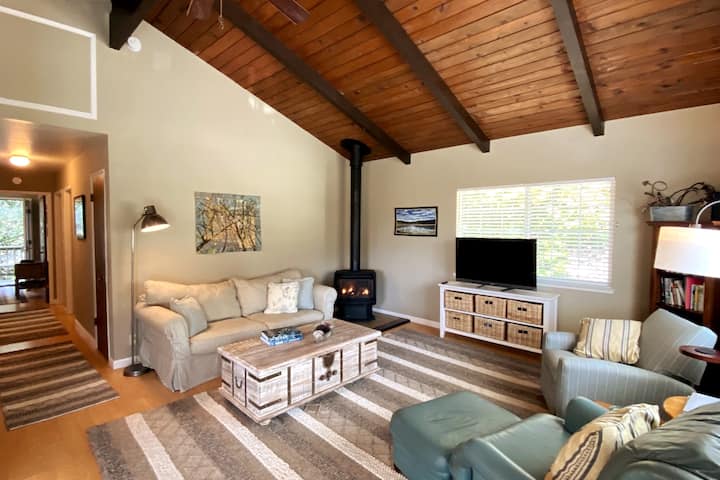 Anchor Bay 3br Cottage: Crashing Waves & Sea Lions - Cooks Beach, CA