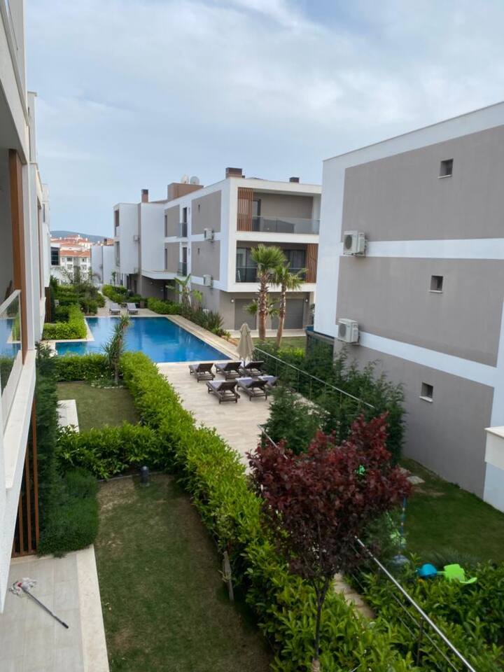 Alaçatıda Ortak Havuzlu Güvenlikli Site 1+1 Daire - Alaçatı