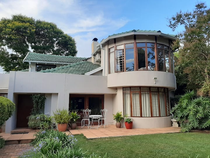 Secluded Home, Pool, Deck, Water & Power Backups - Randburg
