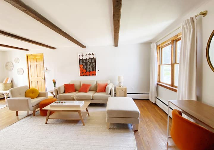 Chic And Spacious Lenox Farmhouse With A Brook - Lenox, MA