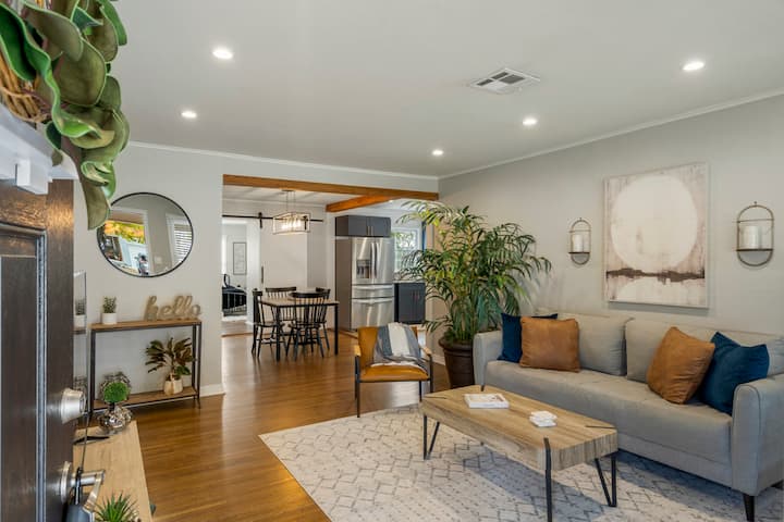 The Blue Bungalow -Hot Tub / Pet Friendly - Tulsa, OK
