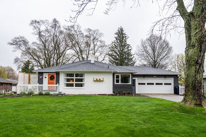 Quiet Area Near Downtown, Hope College | Hot Tub! - ホランド, MI