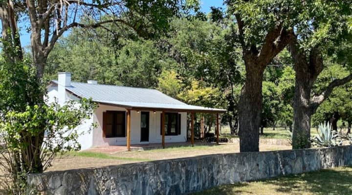 Neal's Lodges Ranch House - Concan, TX