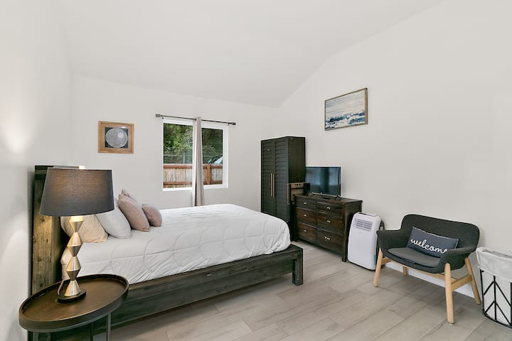 Chic Urban Studio - Steilacoom, WA