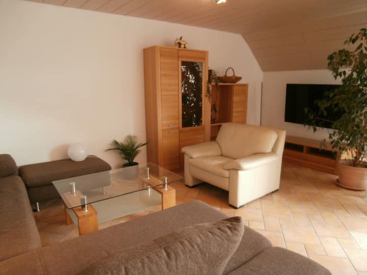 Großzügige Drei-zimmer-maisonettewohnung 100 Qm - Sindelfingen