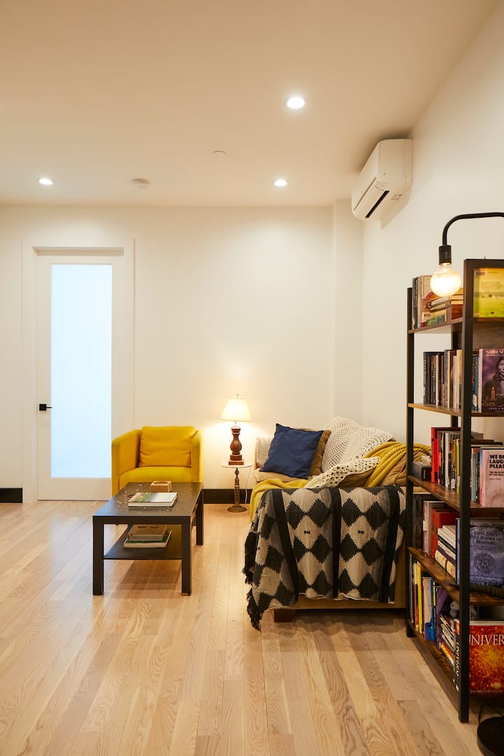 Sunny Room + Private Bathroom & Workspace Avail