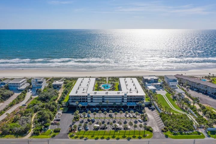*New Listing | Beach Front Resort | Bright & Airy* - Crescent Beach, FL