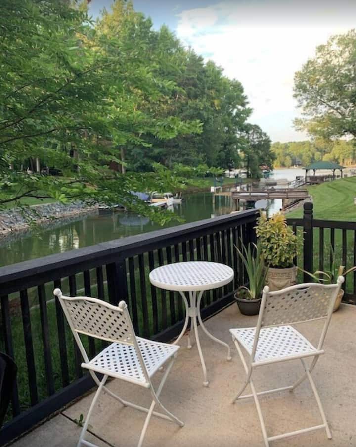 Paradise Found! Pet & Family Friendly Lakefront - Davidson, NC