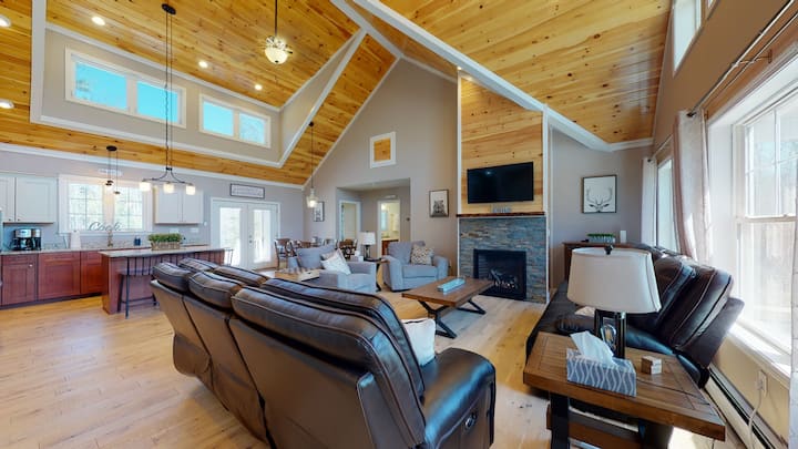 Gorgeous Conway Home A/c, Hot Tub & Full Game Room - Conway, NH