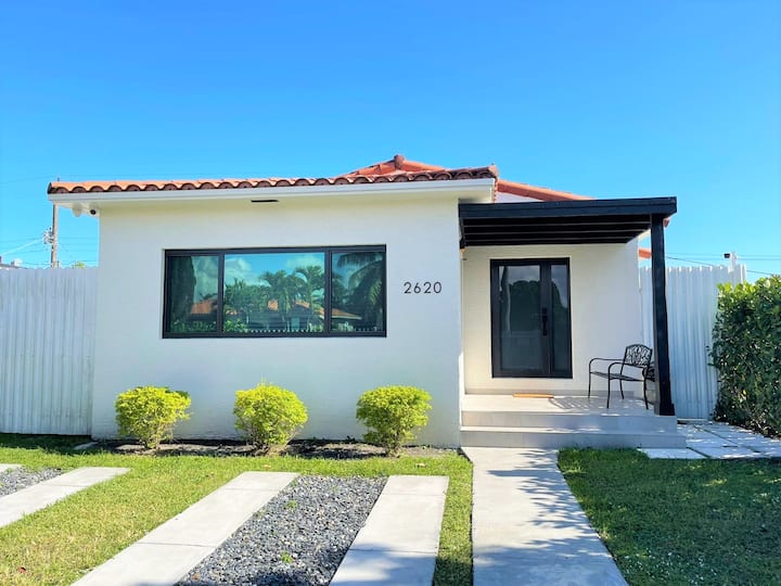 Amazing 2/1 Renovated House Everything's Brand New - Coral Gables, FL