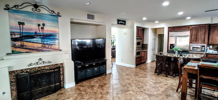 Tropical Paradise 4 Bedroom Home Sleeps 10 - Lake Forest, CA