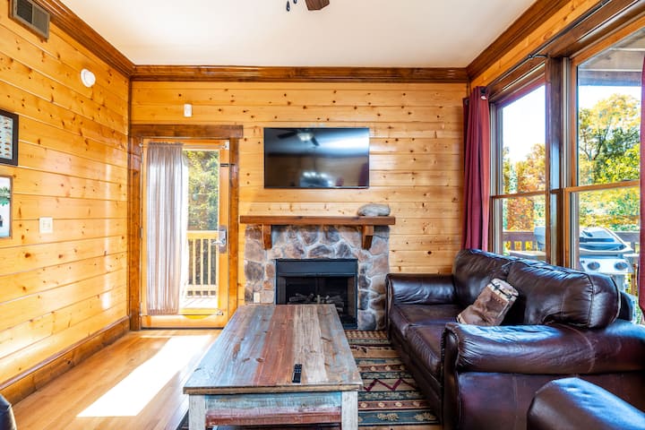 Serene Smoky Cabin, Sleeps 6・grill・hot Tub・deck - Pigeon Forge, TN