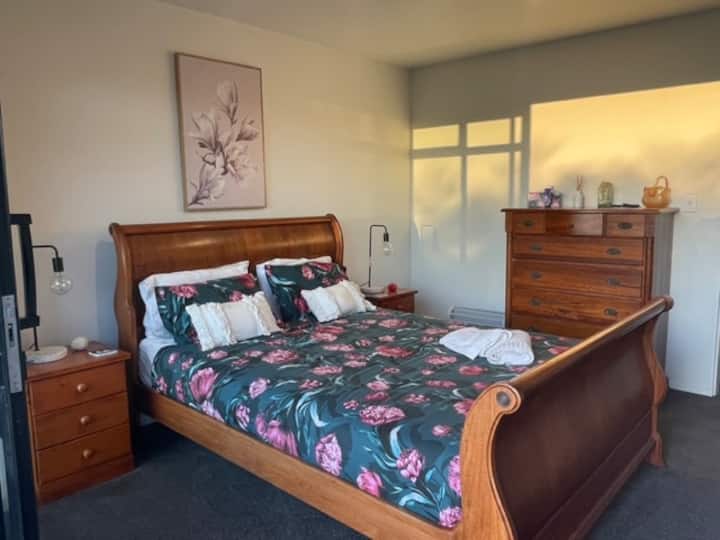 Enjoy Waking To The Sound Of Dawn Chorus - Picton