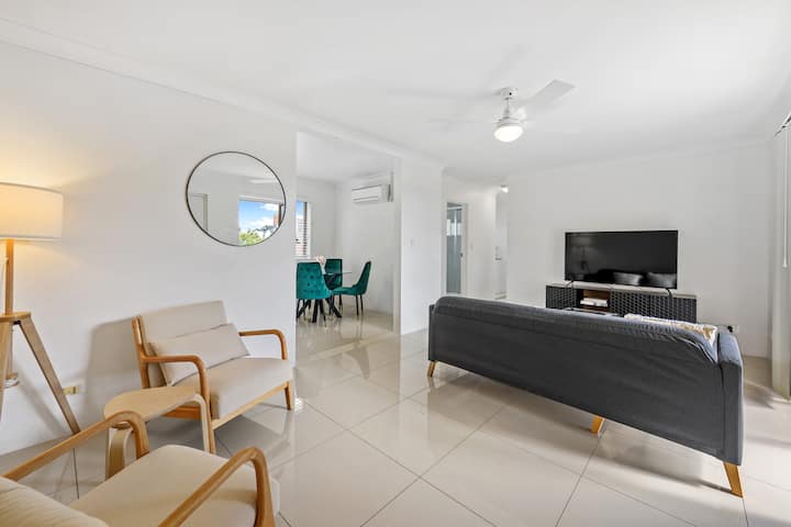 Spacious 2brm Apt Close To Gabba W/ Parking & Wifi - Brisbane
