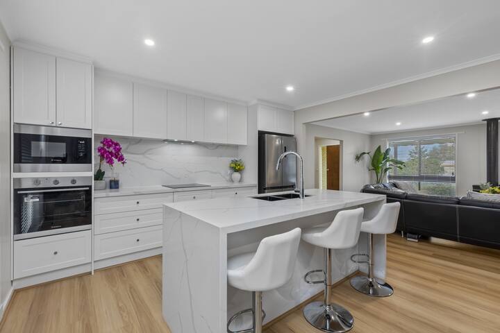Lush 4bdr Family Home Step's Away Lake Bendigo Cbd - Bendigo