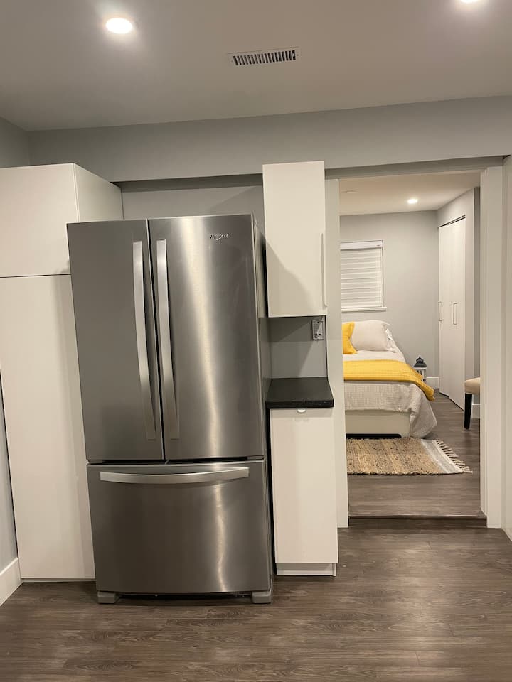 2 Bedroom Garden Level Clean & Rustic Modern - Mount Seymour