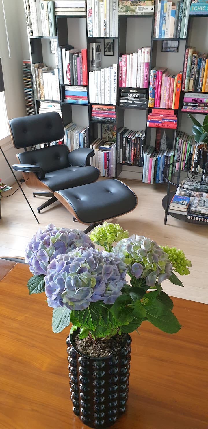 Booklover In The Sacré-coeur - Paris