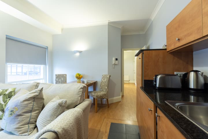 Cardinal Suite 2 Bed, 2 Shower Serviced Apartment - Ipswich, UK