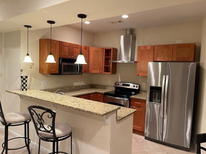 Lovely 2-bedroom Rental Unit With Free Parking - Reston, VA