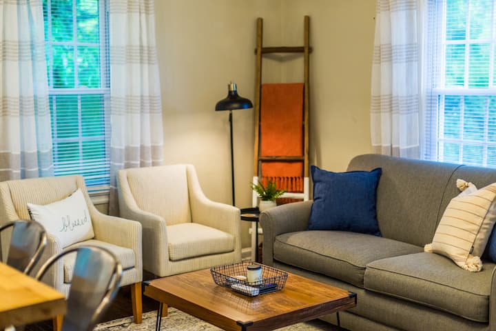 Oakview Abode | Near Uofl & Lu | Modern Farmhouse - Lynchburg, VA