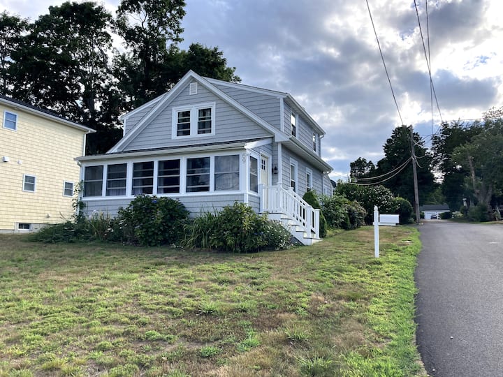 Cheerful 2 Bedroom W/ Mt Hope Bay View - Bristol, RI