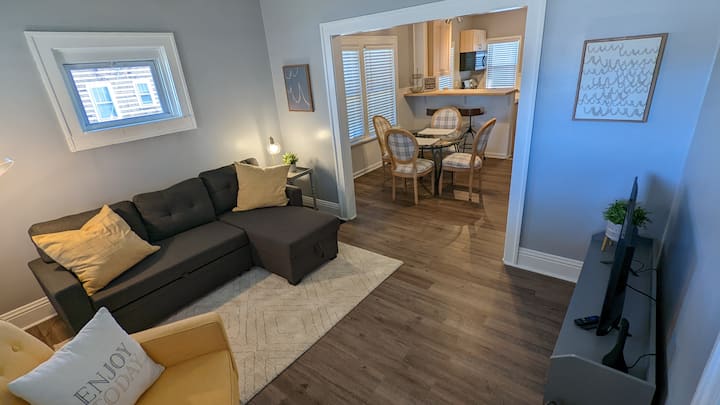 Cheerful Convenient 2 Bed On Cincy's Westside - Cincinnati, OH