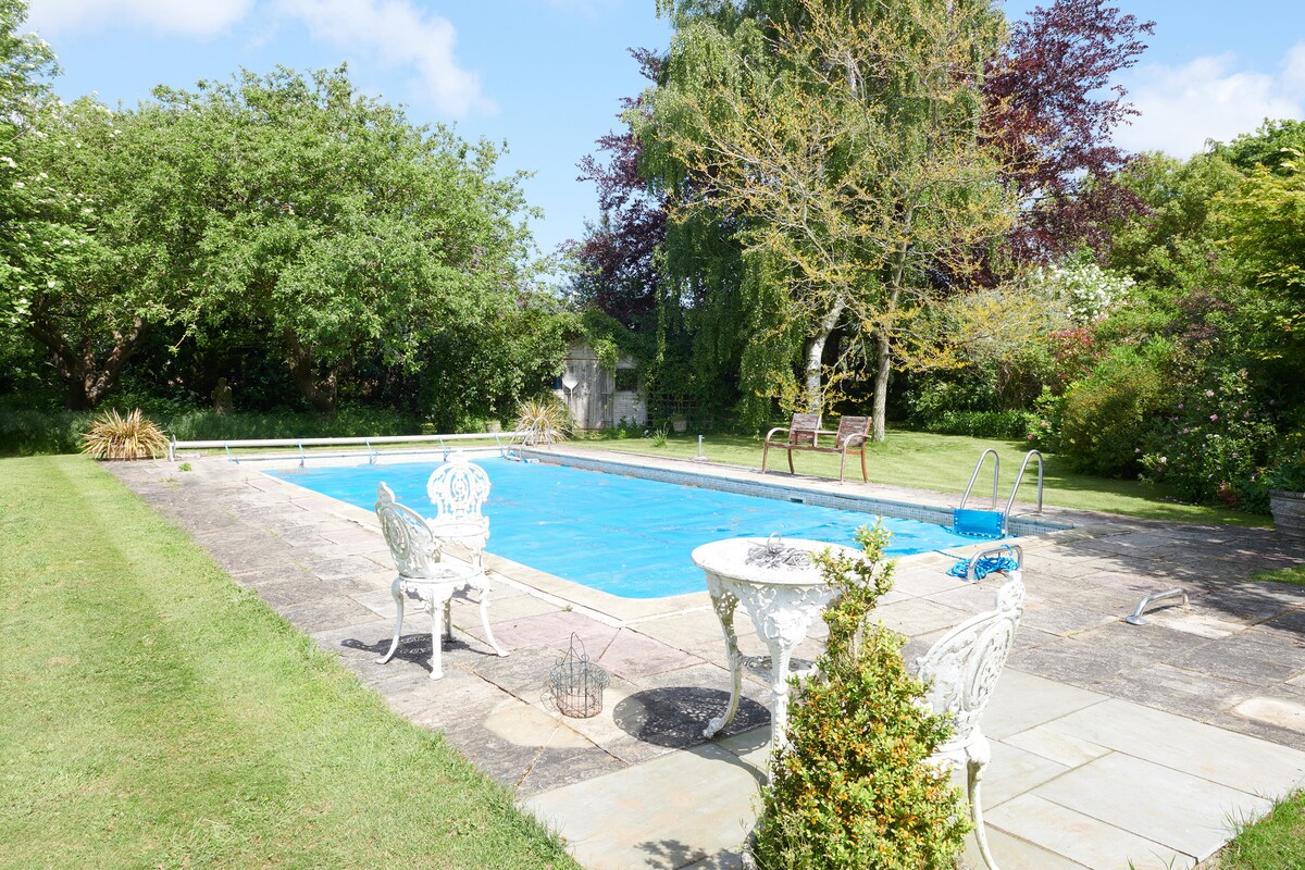 Beautiful Family House with Pool + Tennis Court - Houses for Rent in ...