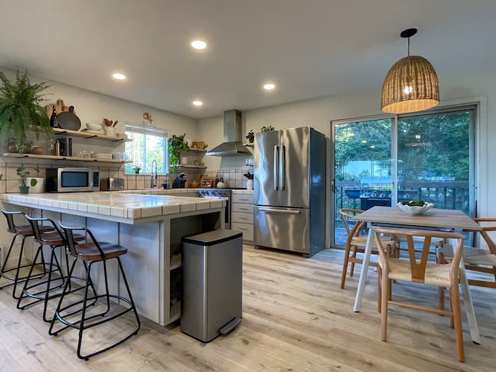 Ocean View, Cozy, Pet Friendly Retreat - Gualala, CA