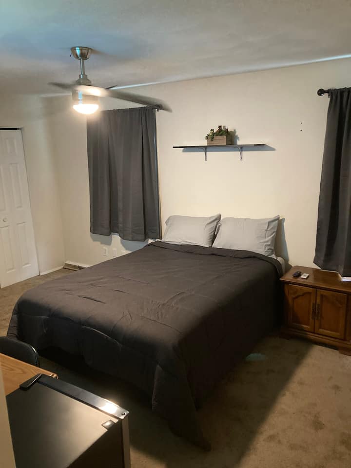 Upscale Neighborhood Cozy & Comfy W/amenities Rm#4 - Toledo, OH