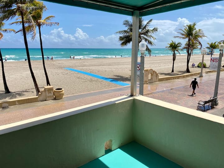 Beachfront 2-bedroom Unit -Hollywood Broadwalk - Hollywood, FL