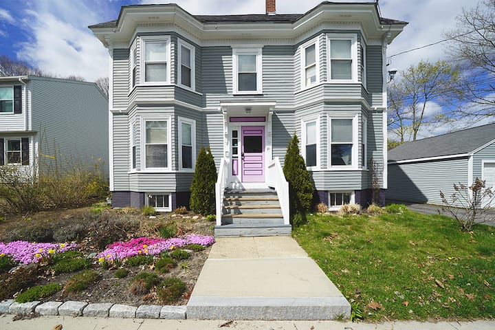 Lovely 4 Bedroom With Free Parking - Portland, ME