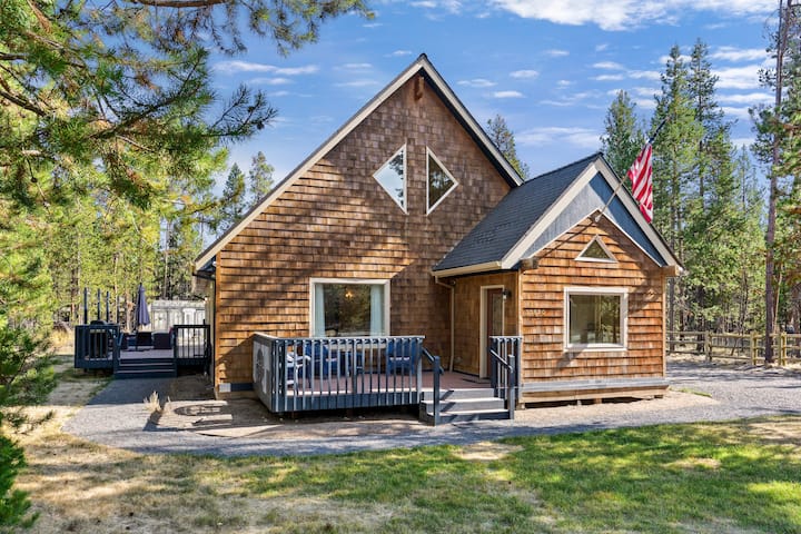 Quaint Chalet With Hot Tub And Fire Pit - LaPine State Park, La Pine