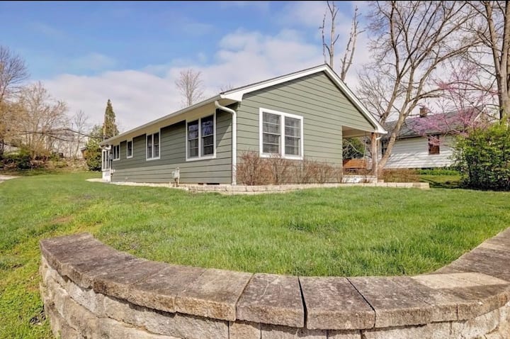 Cheerful & Clean * Walkable * Family Friendly - Bloomington